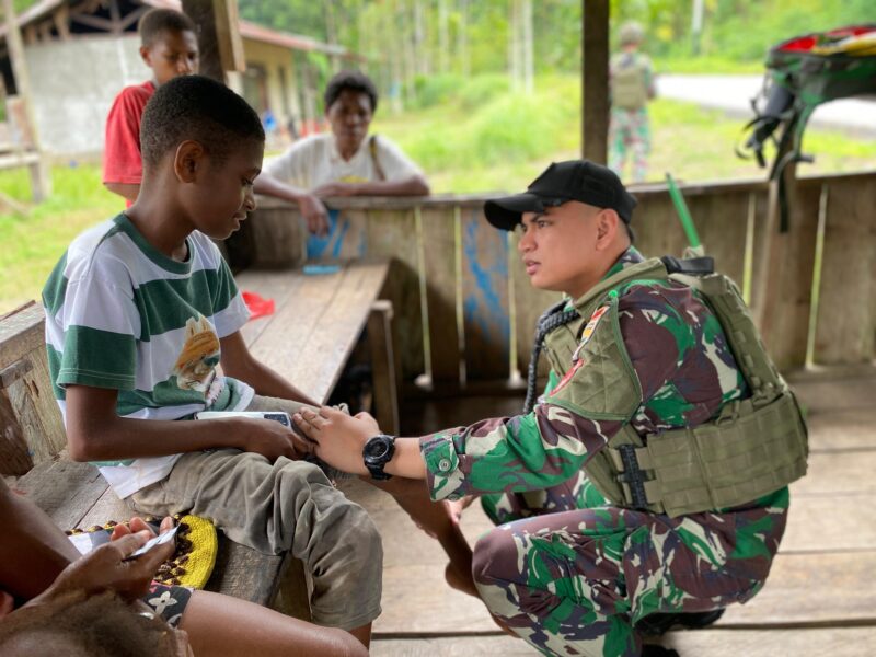 Satgas Yonif 131/BRS Anjangsana Dan Berikan Pelayanan Kesehatan Di Kampung Wembi - BRAWIJAYAINSIDER